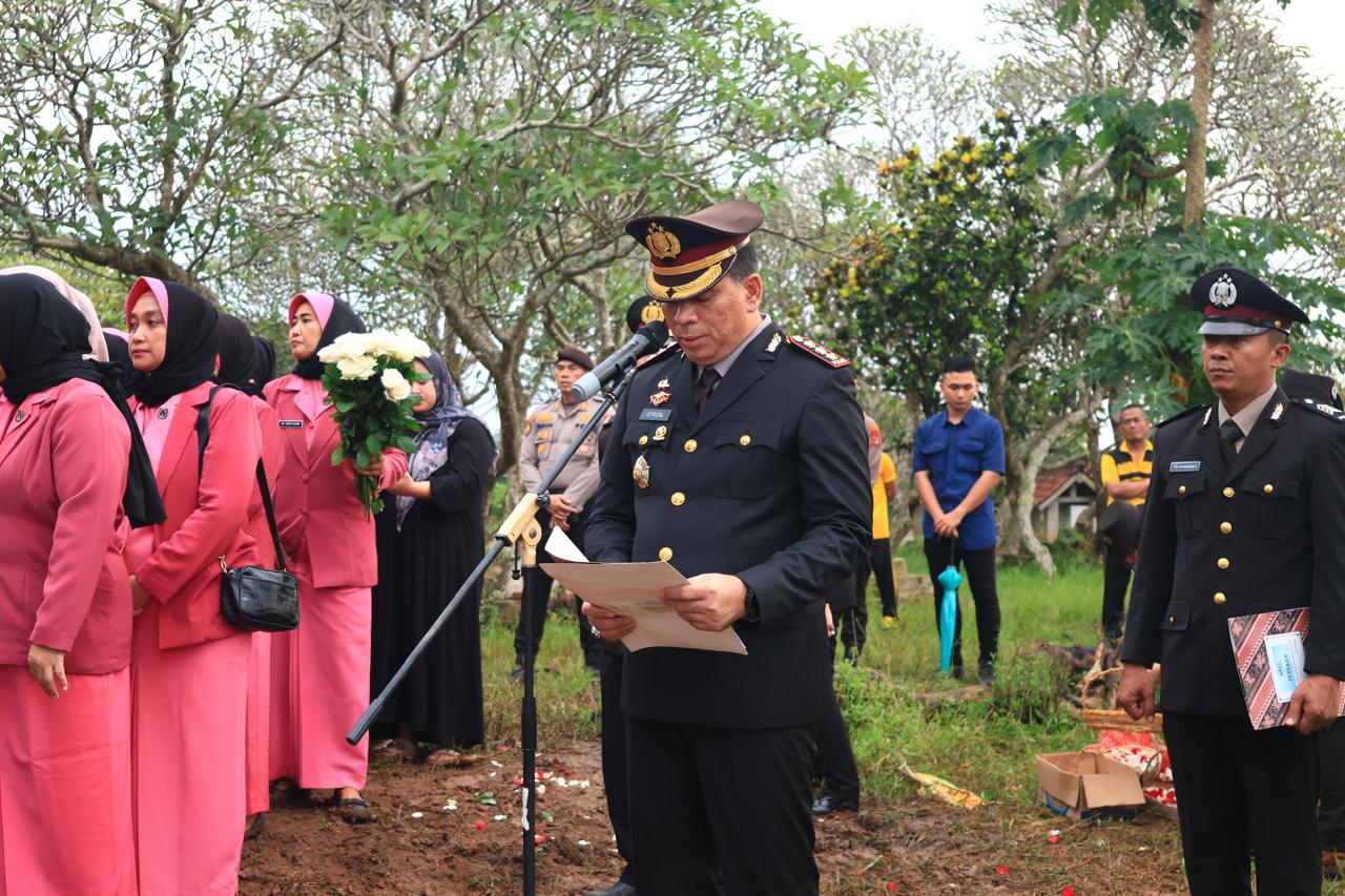 Polda Lampung Berduka : Kapolda Hadiri Upacara Pemakaman Bripka ...